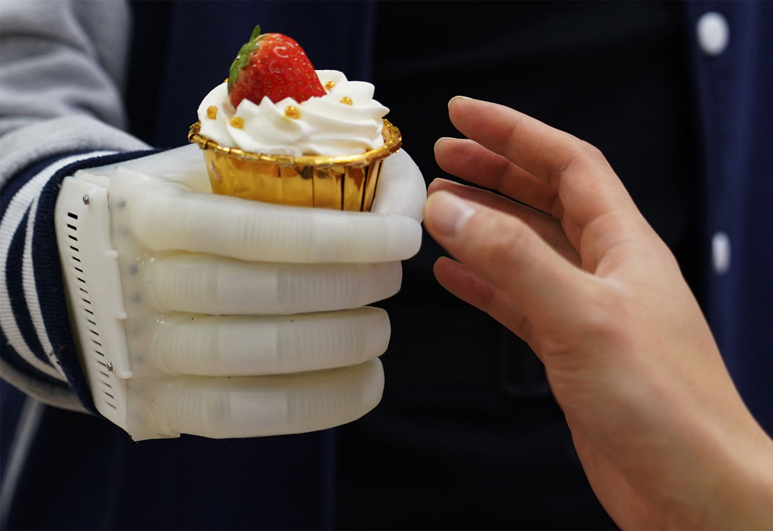 This inflatable robotic hand provides real-time tactile control - Create